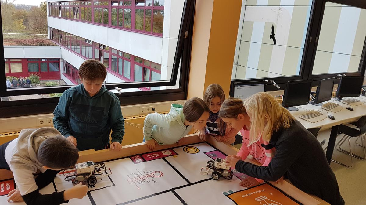 Informatik schon ab Klasse 5 - Leibniz Gymnasium Dormagen